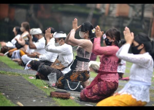 8 Upacara Adat Bali: Ritual Keagamaan yang Mengagumkan